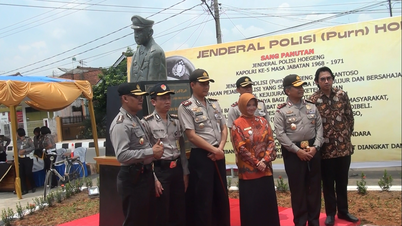 PERESMIAN PATUNG DAN JALAN JENDERAL POLISI (PURN) HOEGENG IMAN SANTOSO ...